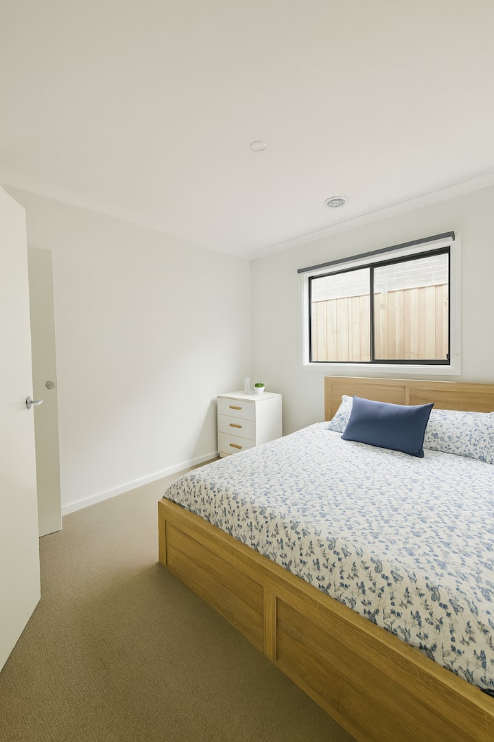 Peaceful Guest Room With Natural Light - Donnybrook