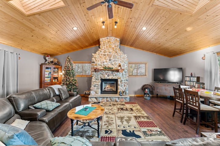 Spacious 4br Cabin • Sleeps 12 • Games •Near Dells - Christmas Mountain Drive, WI