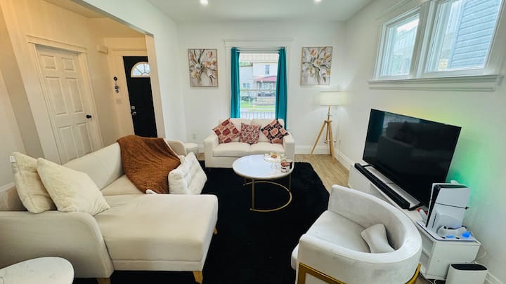 Walkerville Retreat: 4br Home W/ Pool & Hot Tub - Windsor, ON, Canada