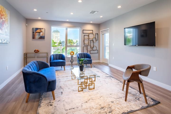 Cozy Hollywood 2br + Patio | Private Parking - Los Angeles, CA