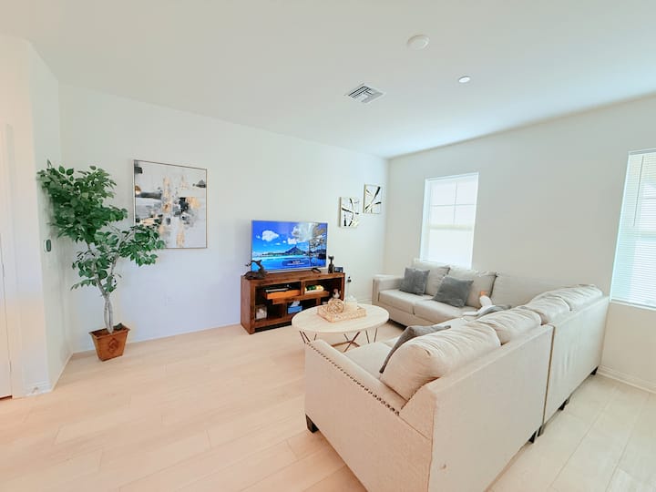 Chino Getaway/4br/6 Beds/comfort & Convenience - Eastvale, CA