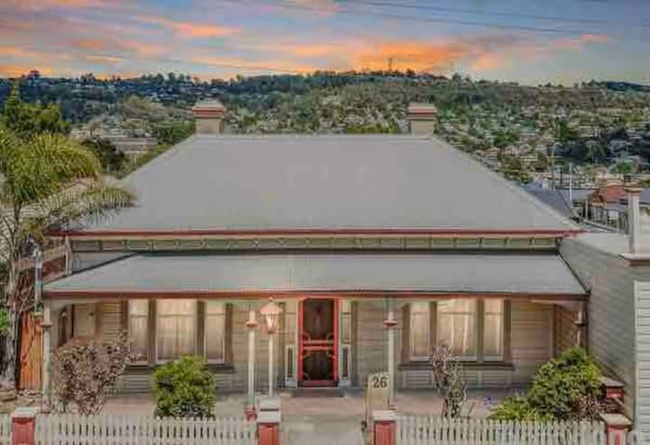 Spacious 5-bedroom Federation Home In Cbd - Tasmania