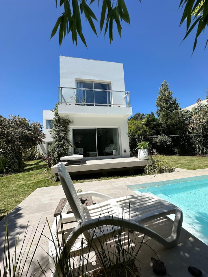 Casa Con Pileta Privada Las Lomas Miramar - Miramar