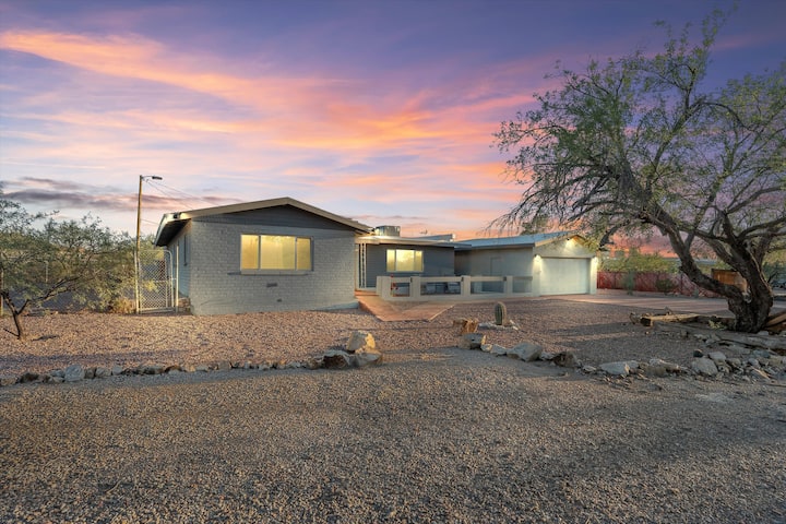 Desert Chic Retreat With Pool & Mountain Views - Casino Del Sol