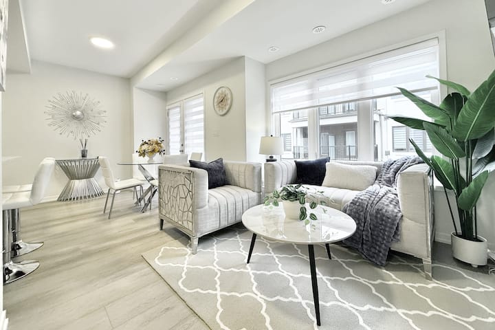 Modern & Cozy Townhouse In Richmond Hill - Markham