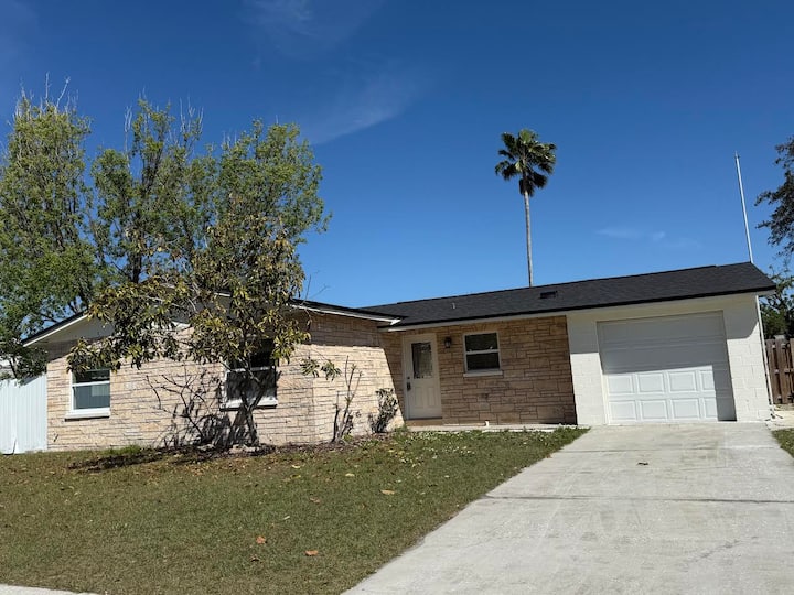 Charming Bungalow With Vintage & Modern Comforts - Temple Terrace, FL