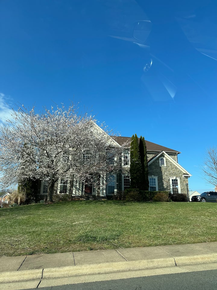 Spacious 4 Bedroom 3.5 Bath W/ New Deck & Big Yard - Culpeper, VA