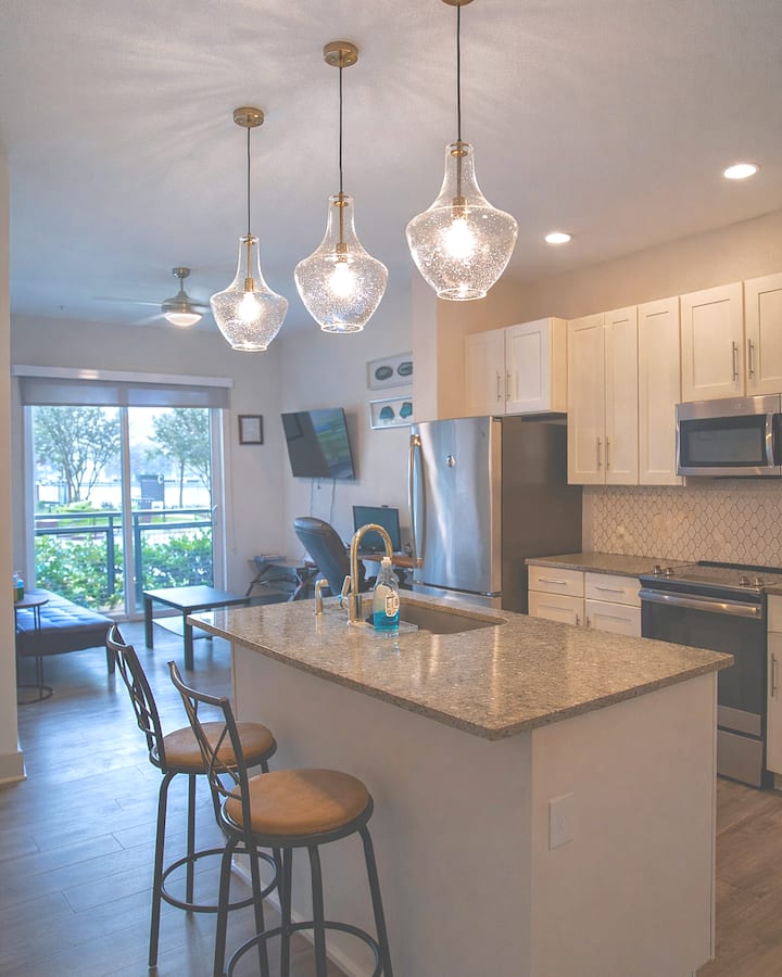 Modern Lakeview 1br | Fiber • Pool • Gym • Airport - Irving, TX