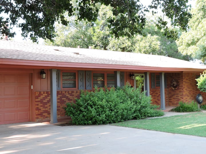 Winchester House. Spacious. Location. Value. - 러벅