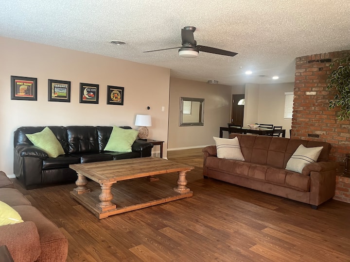 Winchester House. Large, Comfy, Homey. - Lubbock, TX