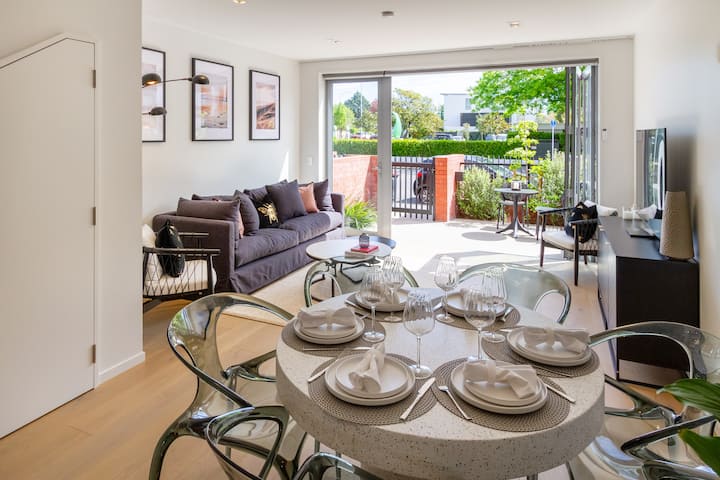 The Ultimate Central City Stay With Garage - 