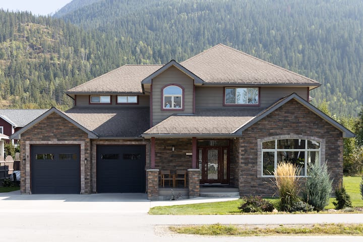 Mackenzie Escape - 2 Mins To Rmr, Hot Tub & Yard - Revelstoke