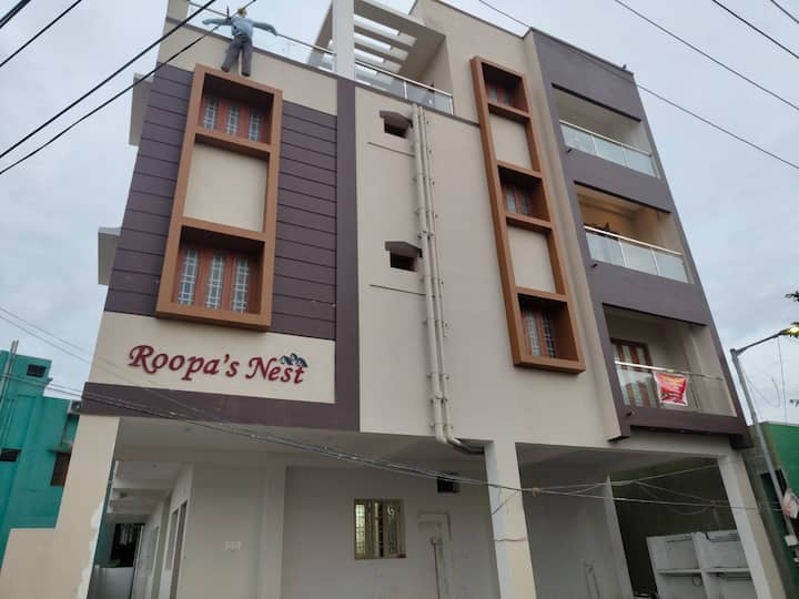 Elegant Lake View 1bhk, Bright 3rd Floor Apartment - Chennai