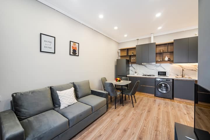 Bright & Cozy In City Center, 1bdr W/ Balcony - Yerevan