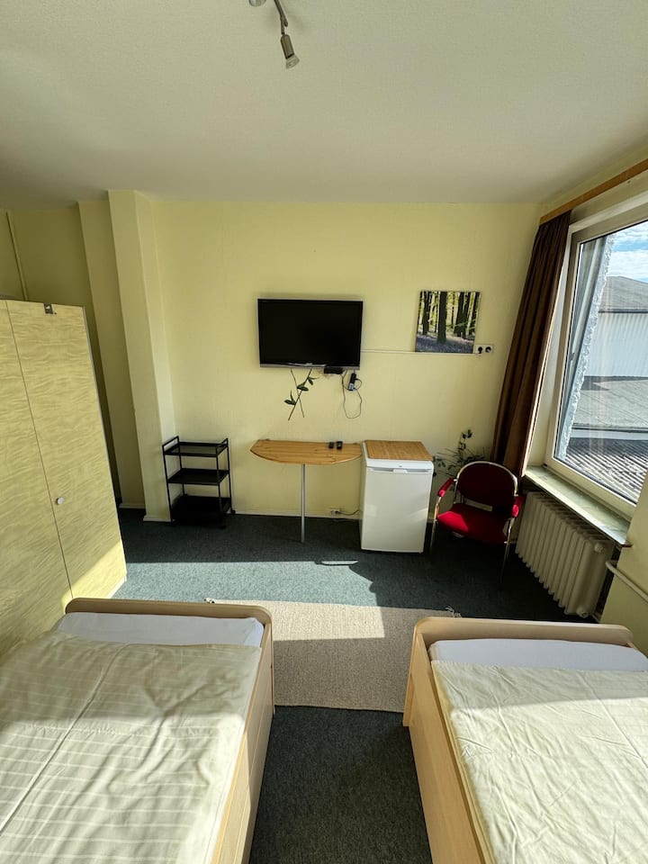 Zimmer 7 Mit Eigenem Bad: Perfekt Für Handwerker - Kiel