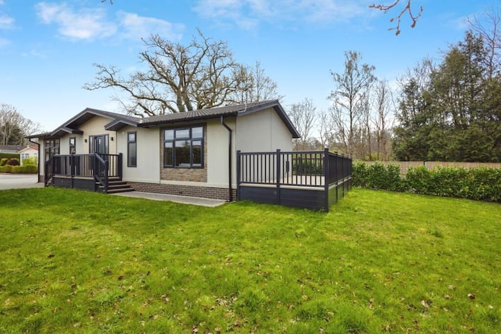 New 2 Bed Park Home - Cosy And Modern - Farnham