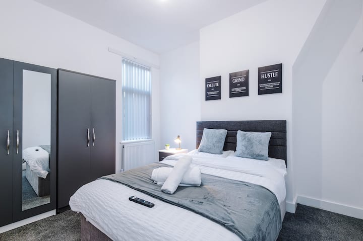 Modern 2 Bed House - Close City Centre, Parking - Oldham