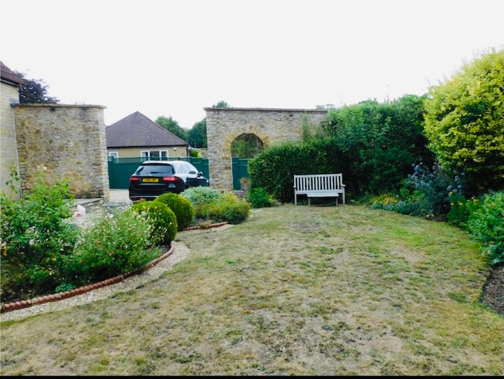 Tucked Away Cottage In Sherborne Town Centre - Sherborne