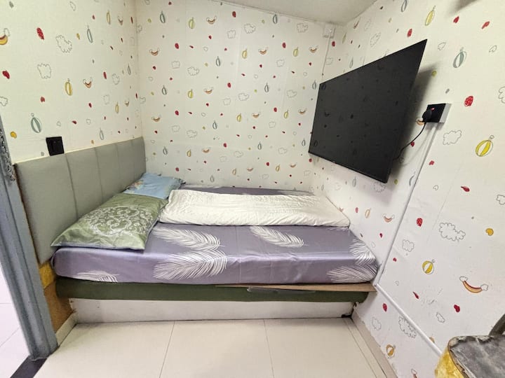 高鐵口的 房間,對面就是廟街。 - Tsim Sha Tsui