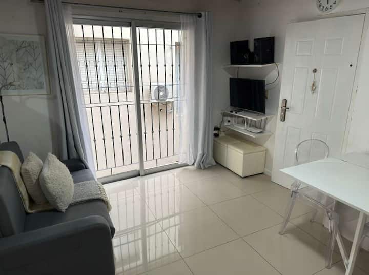 Céntrico, Cómodo Y Con Todo Lo Necesario. - Montevideo