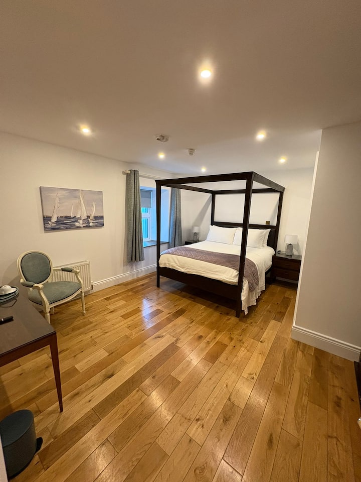 Gilberts 4 Poster King Room - Cobh