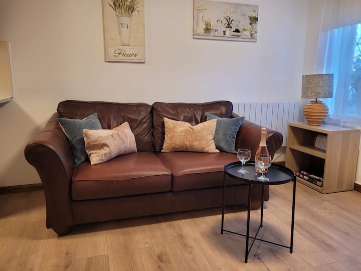 Near Heathrow Slough Windsor Parking Sleeps 3/4 - London Heathrow Airport (LHR)