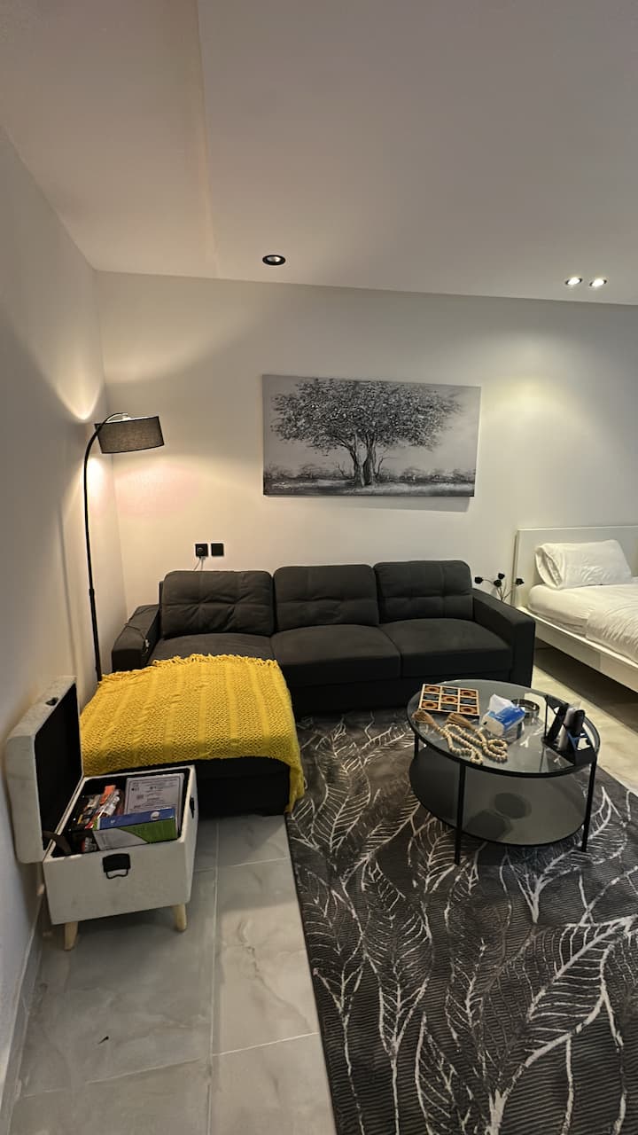 استديو انيق بسرير ماستر وجلسه - Riyadh