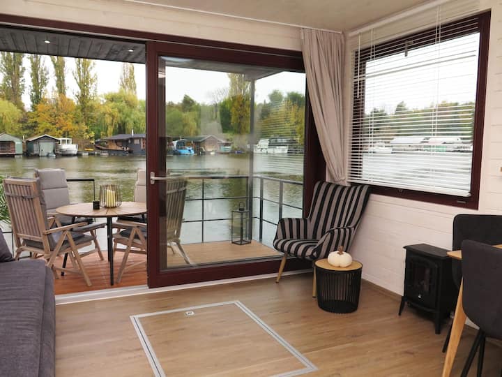 Houseboat Rosie
Free Parking, Free Motor Boat A/c - Prague