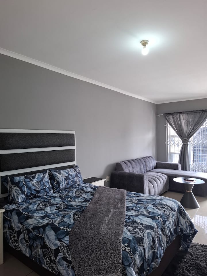 Cozy Safe Room In Furnished Newlands Sharehouse. - KwaMashu