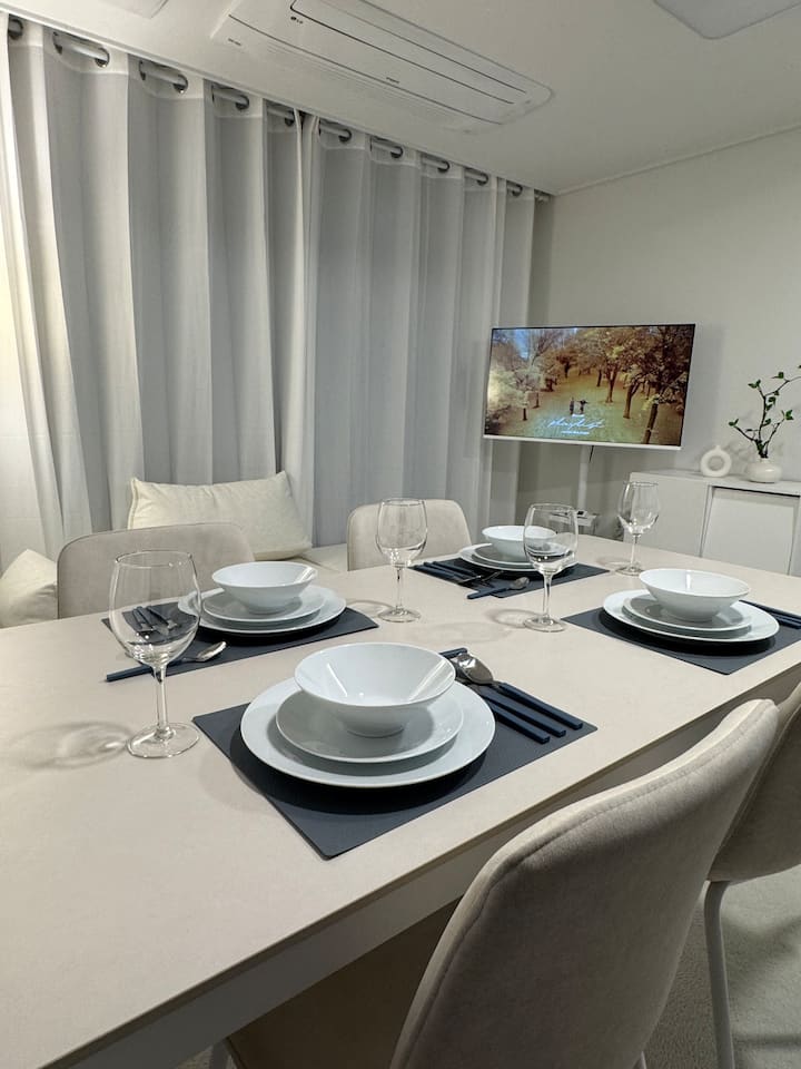 [신규]#신축#엘베#지하철역3분#트리#연말모임#서울대학교#용산하이브#여의도#무료주차#6인 - Seoul