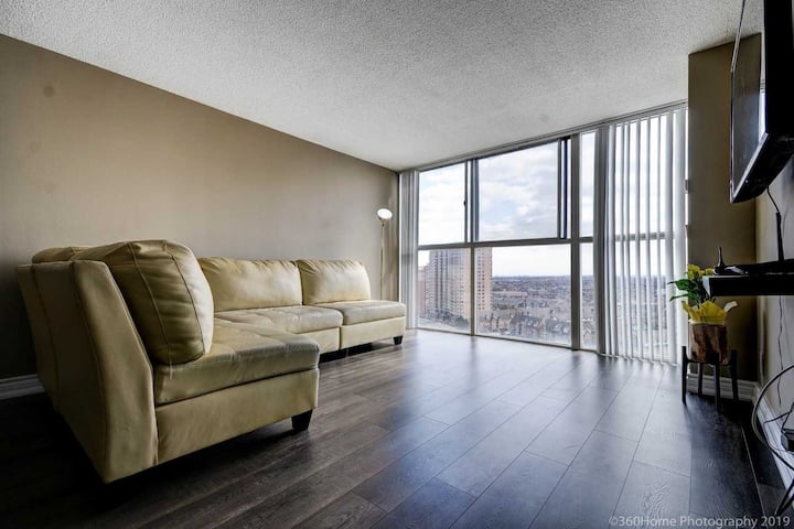 Condo |City & Lake Views + Pool & Gym
Free Parking - Brampton