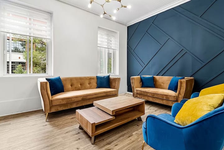 In Heart Of Downtown • 3br Condo + Private Patio - Laval, Quebec, Canadà