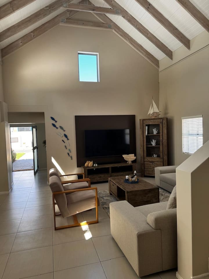 Escape To Sea Diamond, A Bright 3-bedroom, 3-bathr - Langebaan