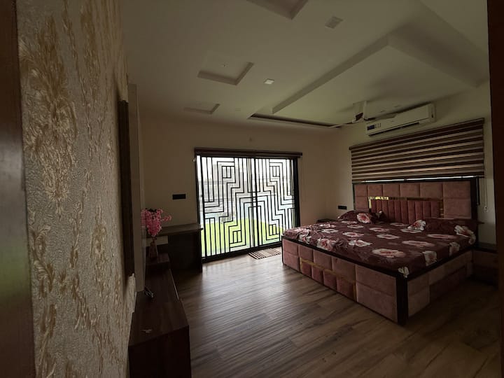 Eclectic Escape: Luxe Garden Penthouse - Vijay Nagar