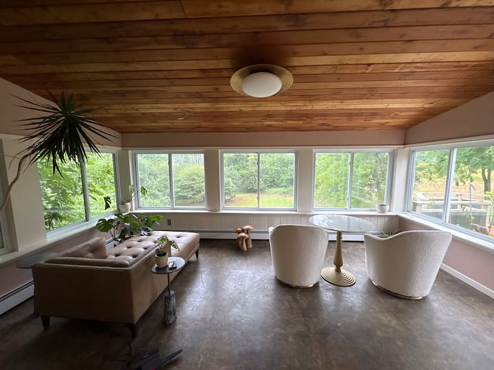 Large East Aurora Garden Suite - East Aurora, NY