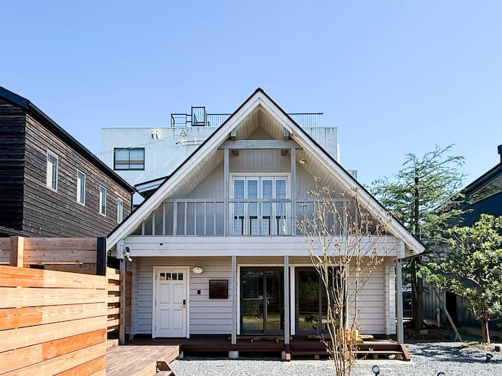 最大10人まで宿泊可能。鈴鹿サーキット近いです。約300坪の敷地内に3棟ヴィラが建ってます。 - Suzuka