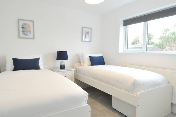 The Swift-bright, Modern 5-bed Family Home Nr Bath - Chippenham