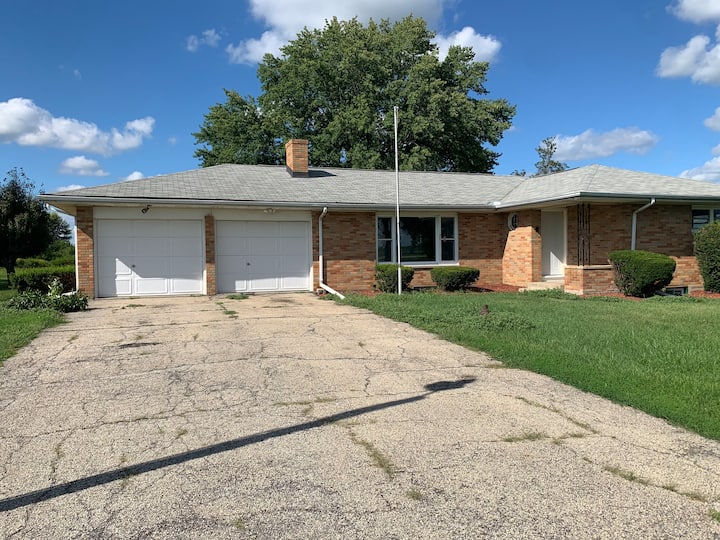 Country House 4 Beds. Free Wi-fi. Tv. Pet Friendly - Plano, IL