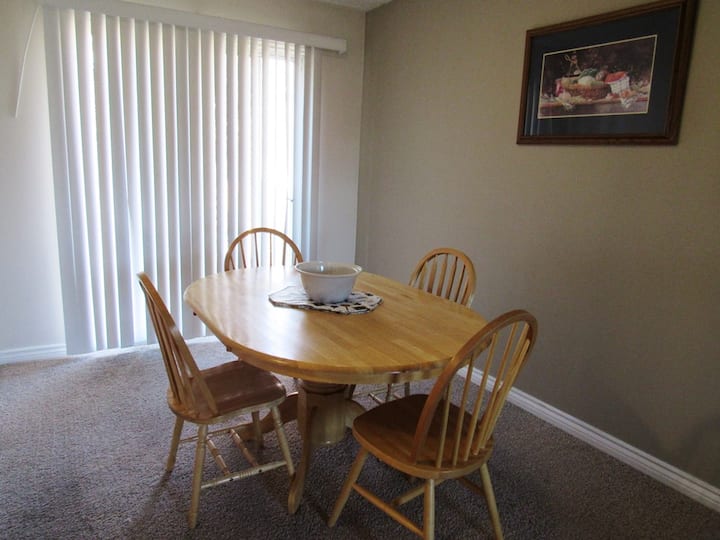 Bring Your Suitcase And Settle In Main Floor Suite - Red Deer