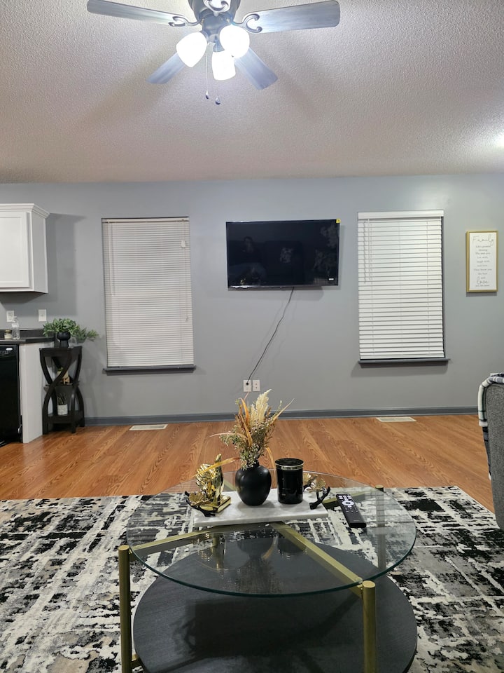 The E-town Retreat 2br Townhouse Close To Downtown - Elizabethtown, KY