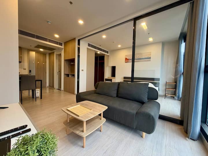 Spacious Apt W/king Bed, Golf, Pool & Gym, Mrt200m - Bangkok