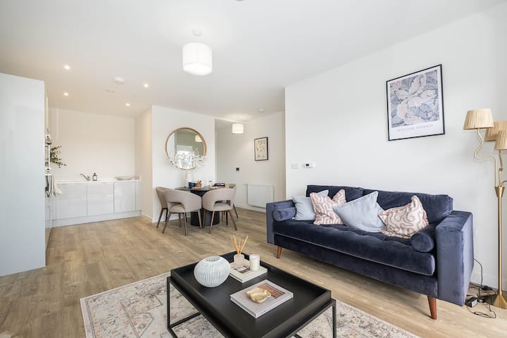 Modern Stylish Stunning Staines - 1 Bed Flat - Staines