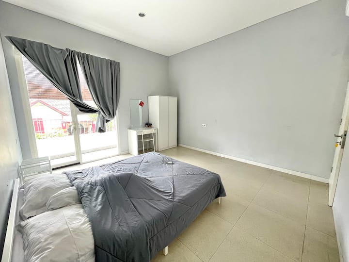 Papa Biru 83 Guesthouse - Malang