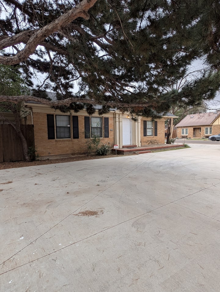Spacious Pet Friendly 3 Blocks From Texas Tech - Lubbock, TX