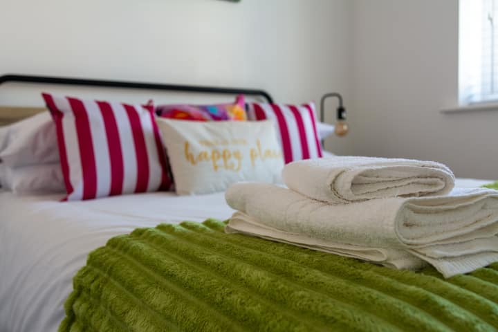 Spacious Family Stay | Garden | Parking | Sleeps 6 - Gloucester