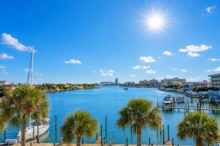 3rd-floor Condo W/ Pool, Wifi & W/d Snowbirds Ok - Clearwater Beach, FL