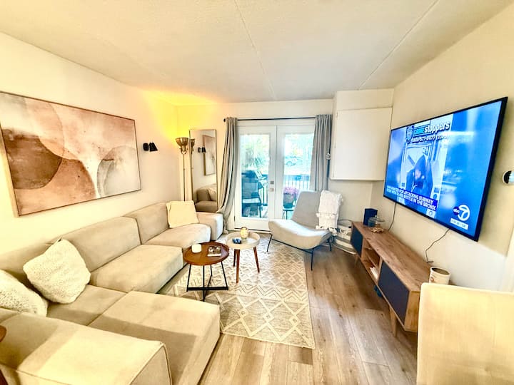 1 Bed Plus Den Suited For Professionals On The Go! - Burlington