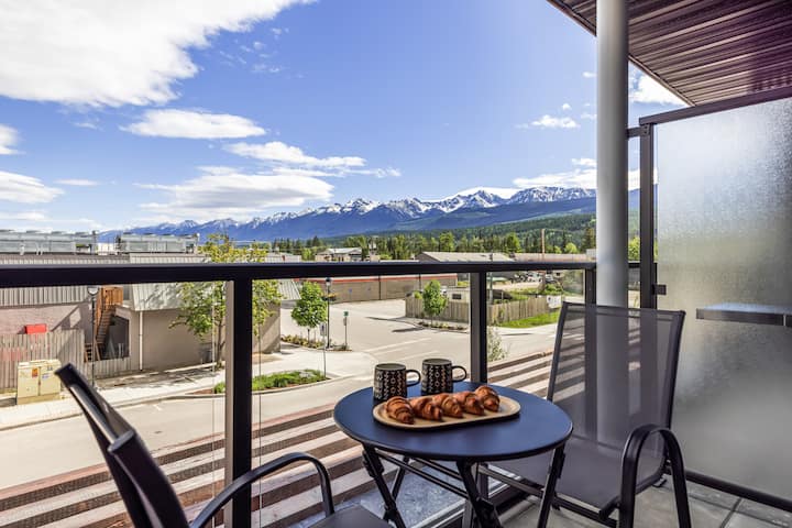 Riverstone Retreat *Brand New Condo* - Golden