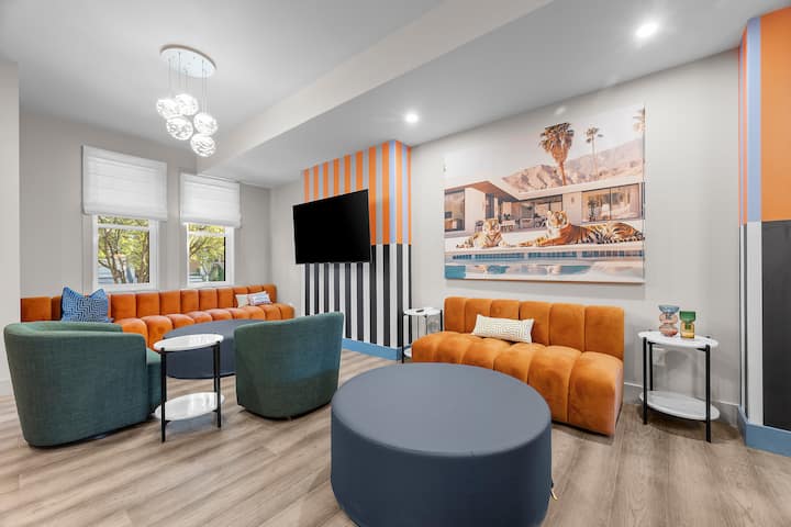 Modern Palm Springs Retreat| 4 Br 4 Bath| Central - Pittsburgh, PA