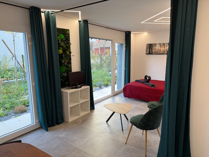 Un Studio Avec Parking, Jardin Et Petit-déjeuner - Besançon